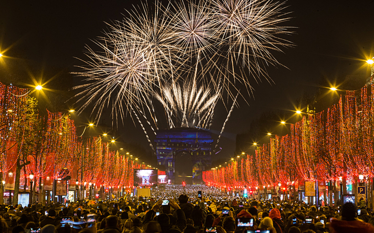 Fêter Le Passage De La Nouvelle Année 2023 Sur Les Champs Élysées
