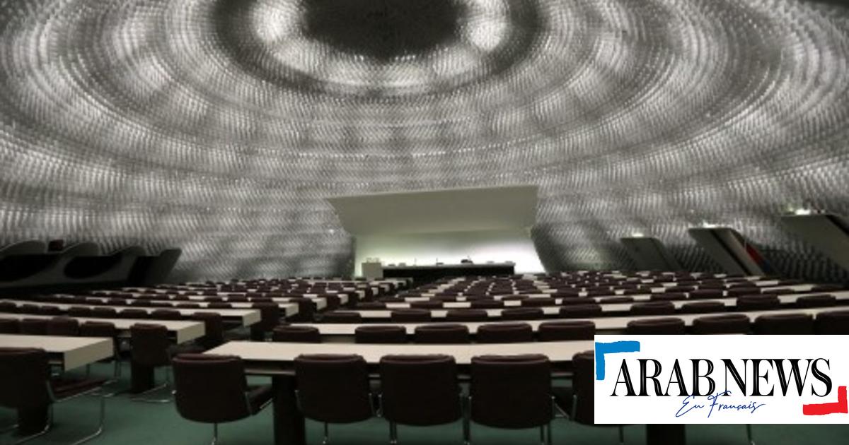 Le PCF fête ses «100 prochaines années» en 100 affiches devant son ...