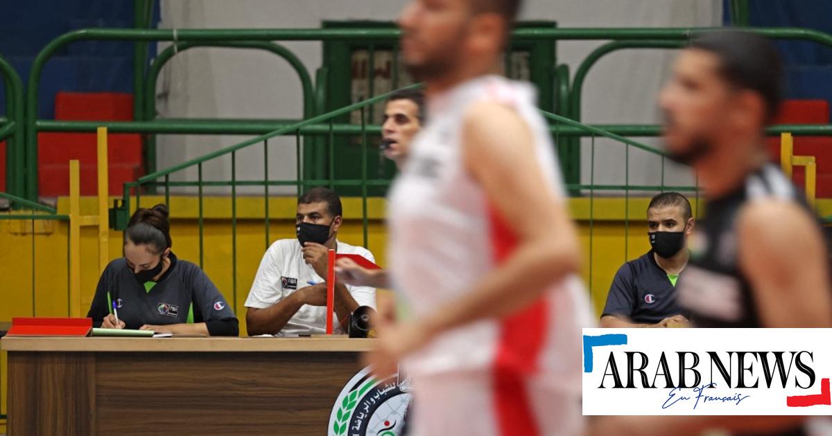 Basket: Amira Ismaïl, première femme arbitre à Gaza | Arab News FR
