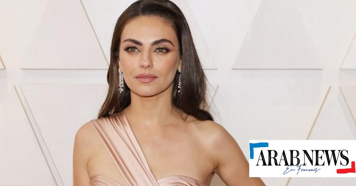 Mila Kunis prononce un discours émouvant aux Oscars, vêtue d’une robe ...