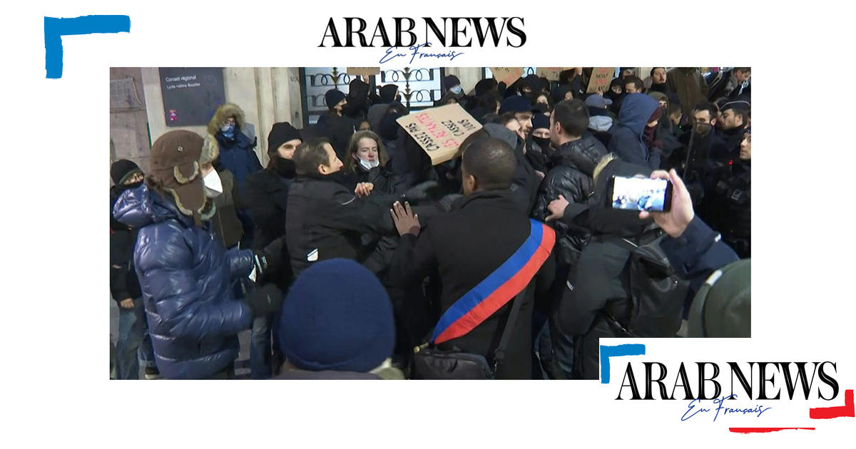 Images des heurts entre la police et des gens bloquant un lycée ...