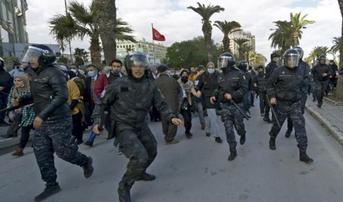 Tunisie Le Correspondant De Libération Brutalisé Par Des Policiers
