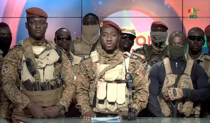 Burkina: Damiba, chef de la junte, démissionne après deux jours de tensions | Arab News FR