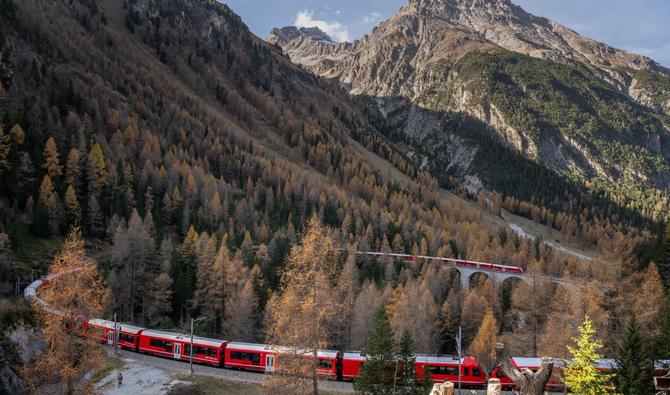 Le train le plus long du monde dans les Alpes suisses | Arab News FR