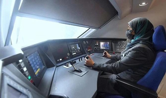 Des dizaines de femmes formées pour conduire le train Haramain Express ...