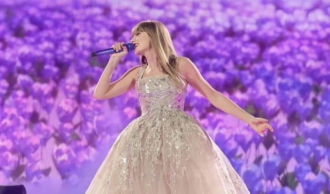 Taylor Swift arbore une nouvelle robe Elie Saab lors de sa tournée ...