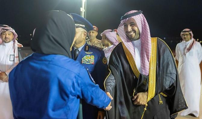 Les astronautes saoudiens Rayyanah Barnawi et Ali Alqarni retournent au ...