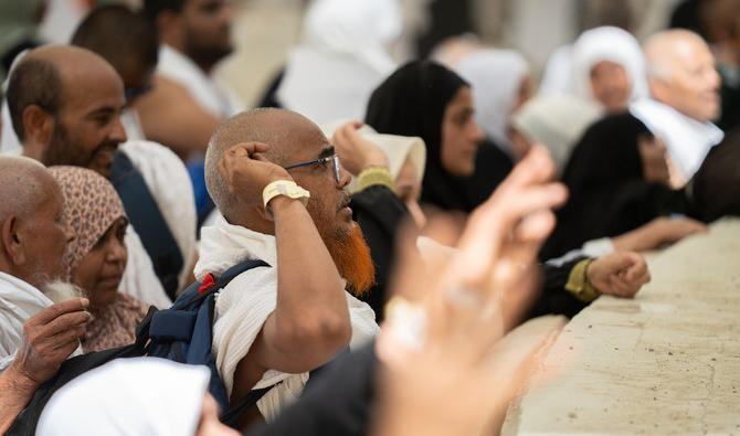 Mina: Les pèlerins accomplissent le rituel de la lapidation du diable ...
