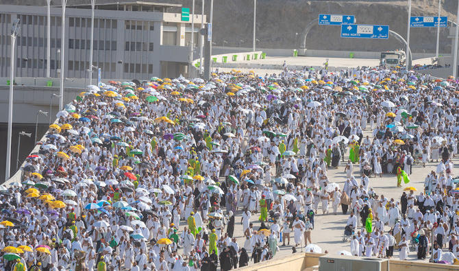 Mina: Les pèlerins accomplissent le rituel de la lapidation du diable ...
