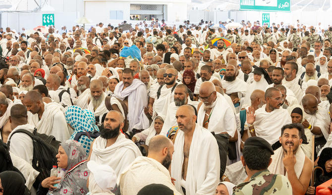 Mina: Les pèlerins accomplissent le rituel de la lapidation du diable ...