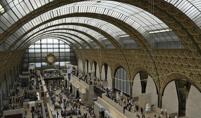 Un funambule et des danseurs-acrobates au coeur du musée d'Orsay | Arab ...