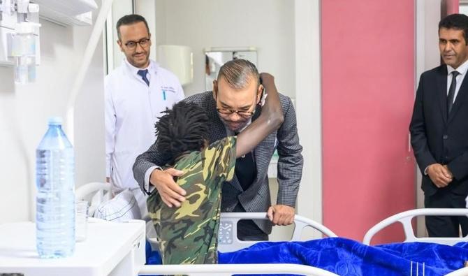 Maroc: Le roi Mohammed VI au chevet de blessés du séisme à Marrakech | Arab News FR