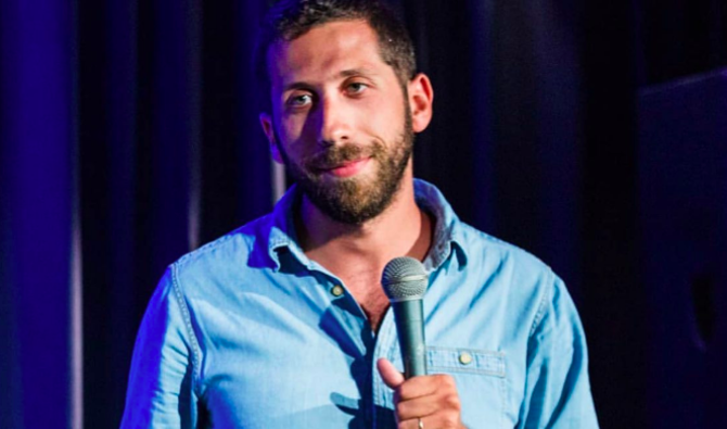 John Achkar: un humour minimaliste en toute transparence qui séduit les ...